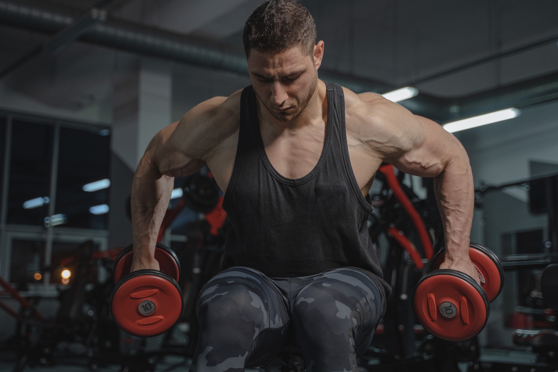 5 Dumbbell Lat Exercises To Add To Your Workout - AMMFitness